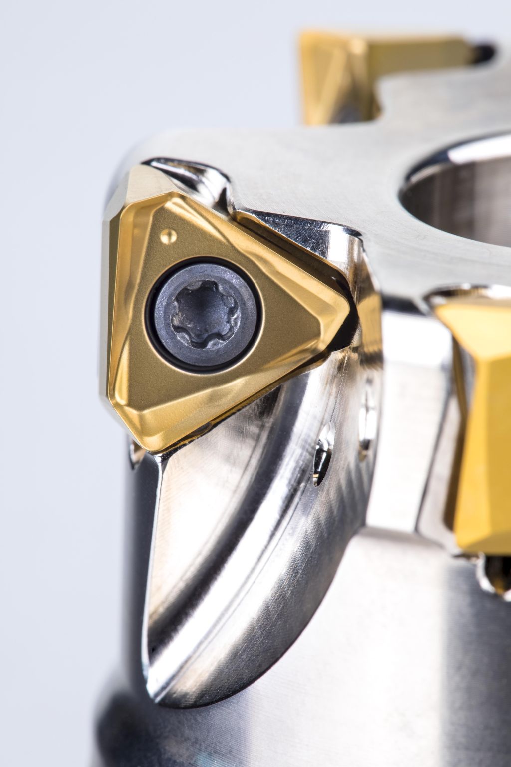 Fresatura per spallamenti, nuova gamma di frese e inserti Dormer Pramet